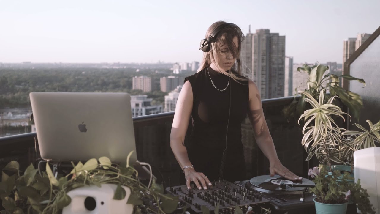 Sara Simms @ Charivari Detroit 2020 - YouTube