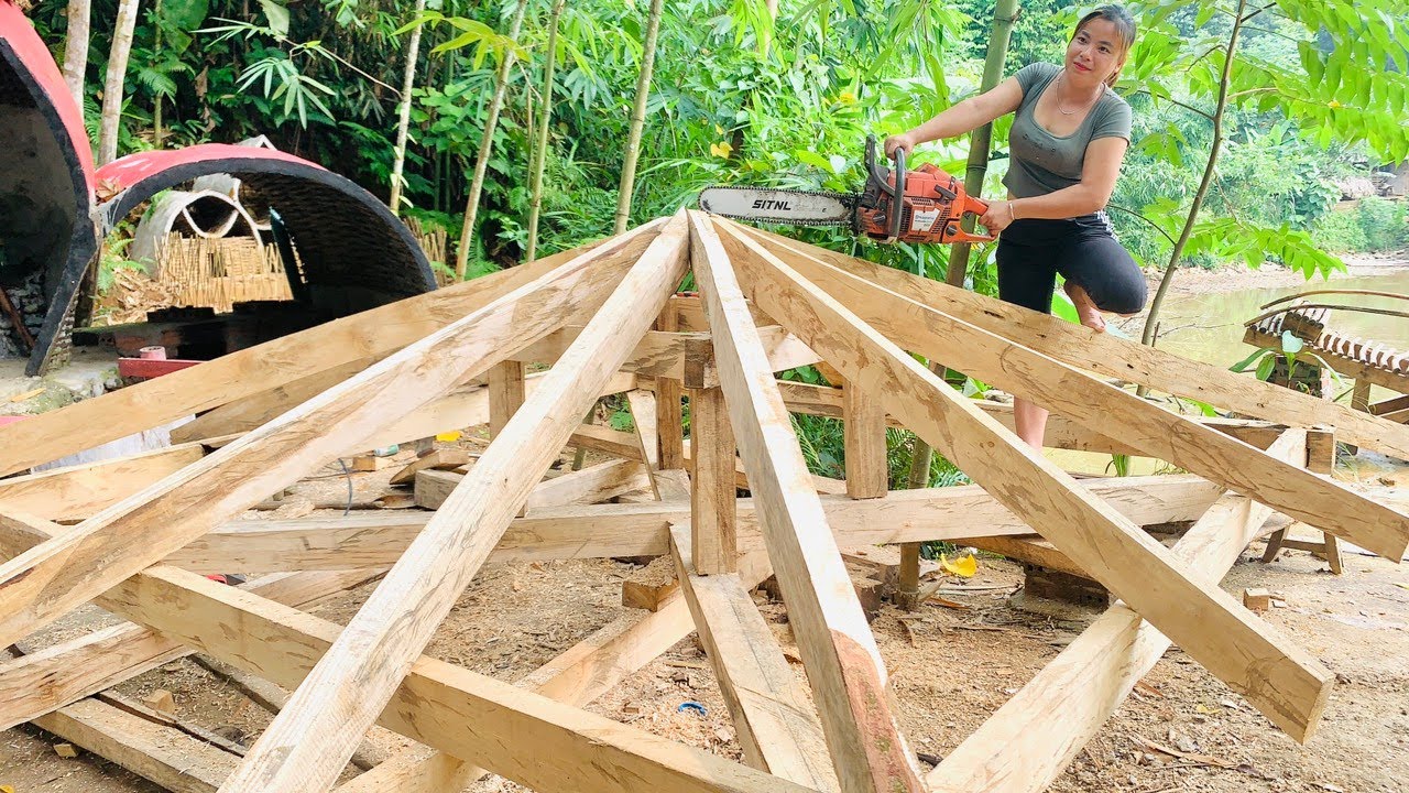 Cabin column carpentry installation, Carpentry Finishing For The Roof ...