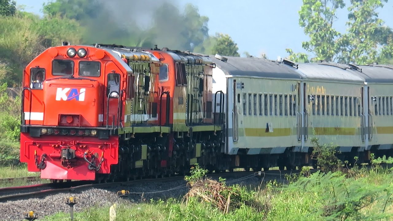 DUET MERAH !! Kereta Api Rajabasa dengan Dua Loko Merah + Kereta Api ...