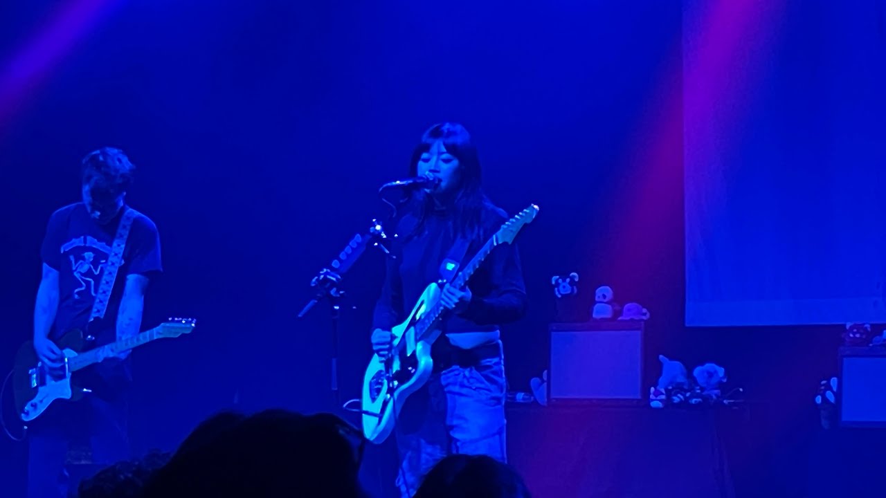 Worth it - Beabadoobee LIVE - YouTube