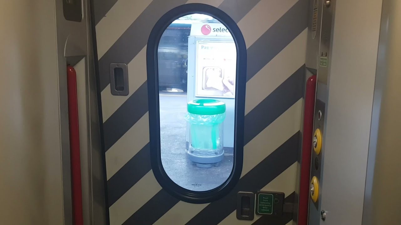Class 220 Voyager train door closing at Exeter St Davids - 25/09/2021 ...