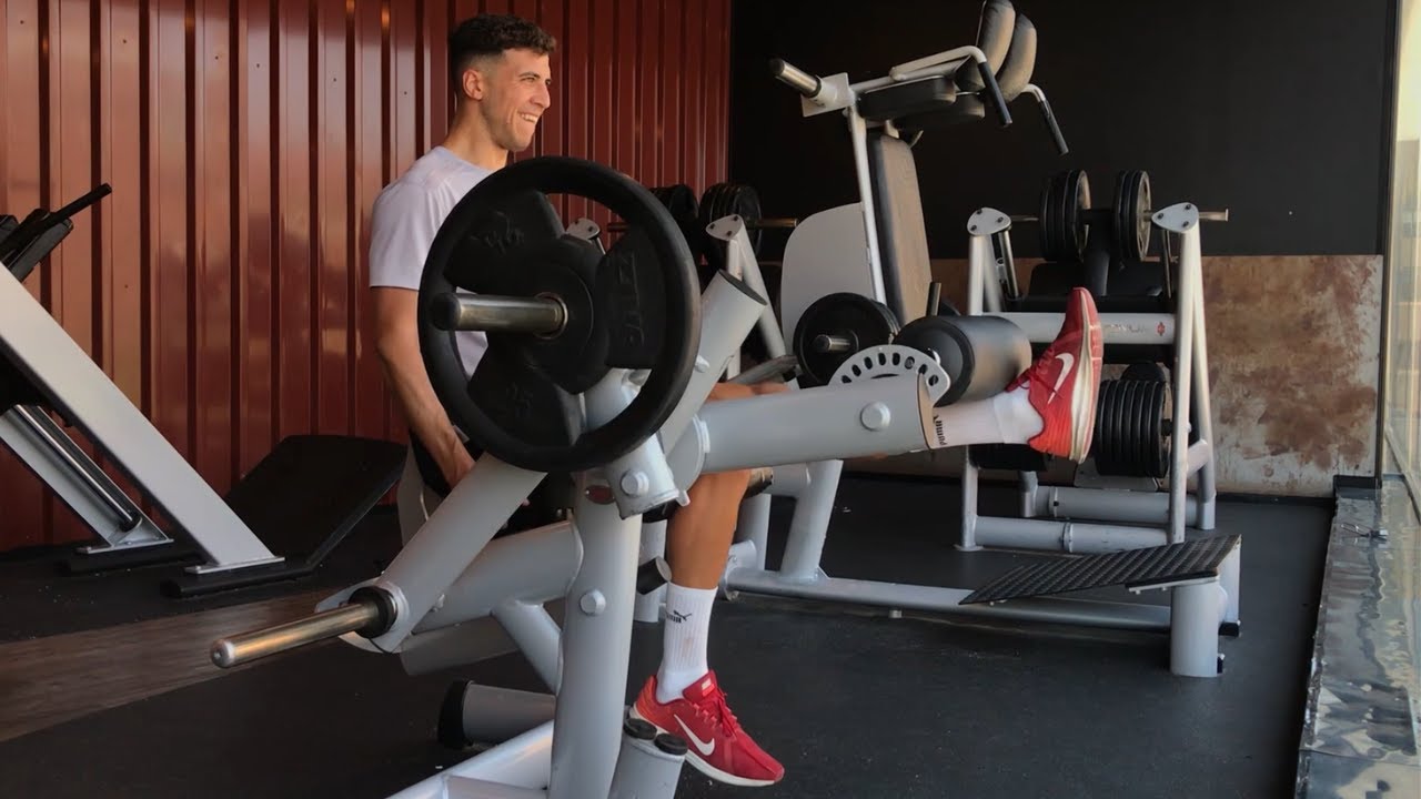 ¿CÓMO HACER EL EJERCICIO DE EXTENSIÓN DE RODILLA UNILATERAL SENTADO EN ...