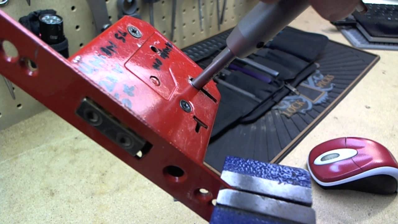 Union Curtain Lever Lock Picked and Gutted!! - YouTube