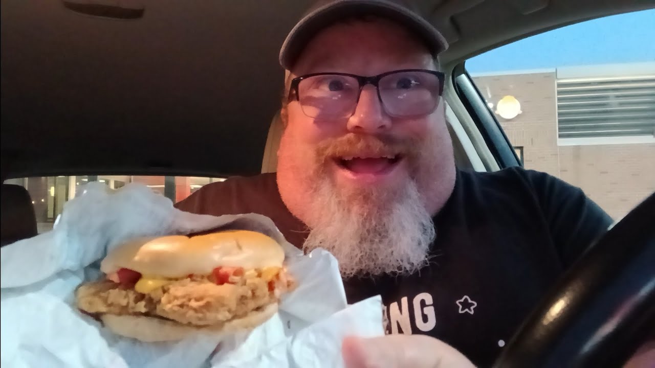 Fuego Chicken Sandwich vs. Classic Chicken Sandwich--Wendy's (Fast-food ...