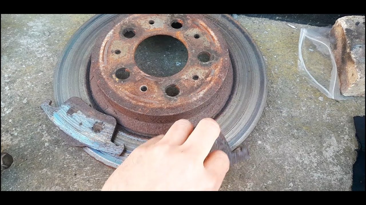 Byter bromsar och handbroms backar bak på en Volvo V70 - YouTube