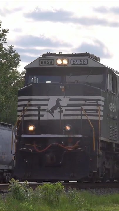 BNSF SD70ACe's!! B&E Grain Train #train #railroad #railway #bnsf - YouTube