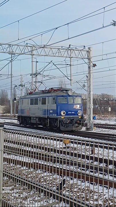 Manewry EP07-1052 luzem na stacji Lublin Główny - YouTube