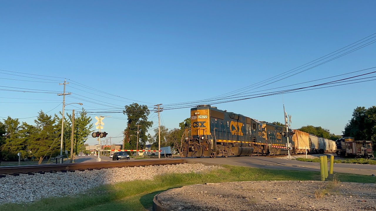 CSX GP38-2 2672 Leads Early L445-18 on 8/18/22 - YouTube