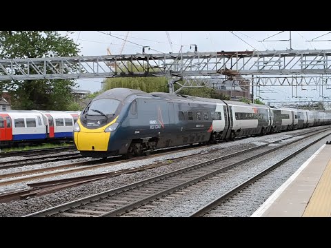 Avanti West Coast 390 Pendolino passing Harrow & Wealdstone with a 3 ...