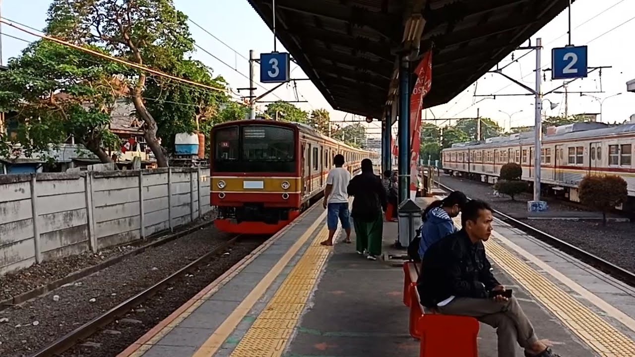 KRL COMMUTER LINE TUJUAN DEPOK TIBA DI STASIUN ANGKE - TRAIN AT ANGKE ...