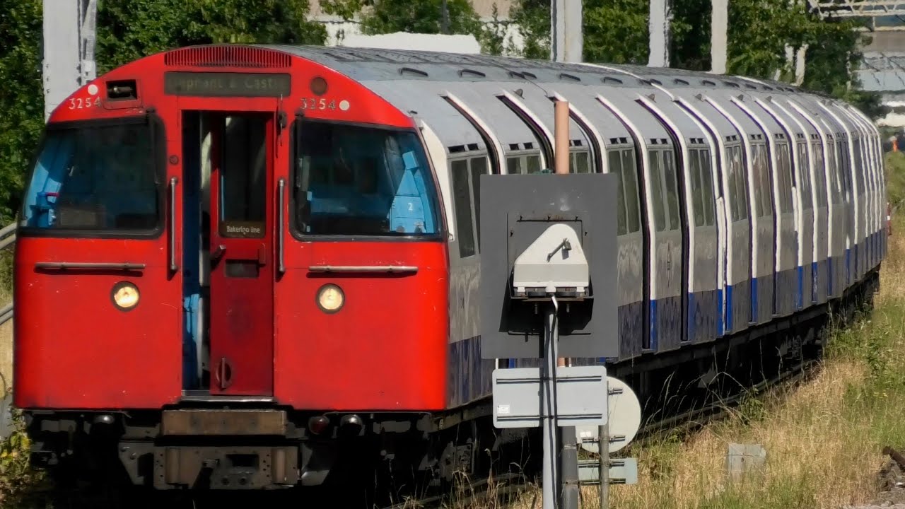 London Underground 1972 Stock Bakerloo Line Train At Harrow ...