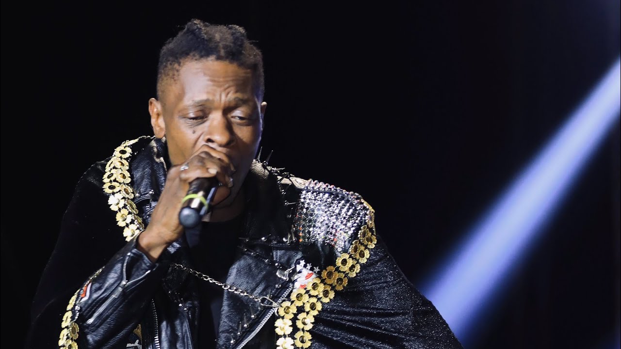 Dr. Jose Chameleon alinye kustage mu concert ya Weasel Manizo enduulu ...