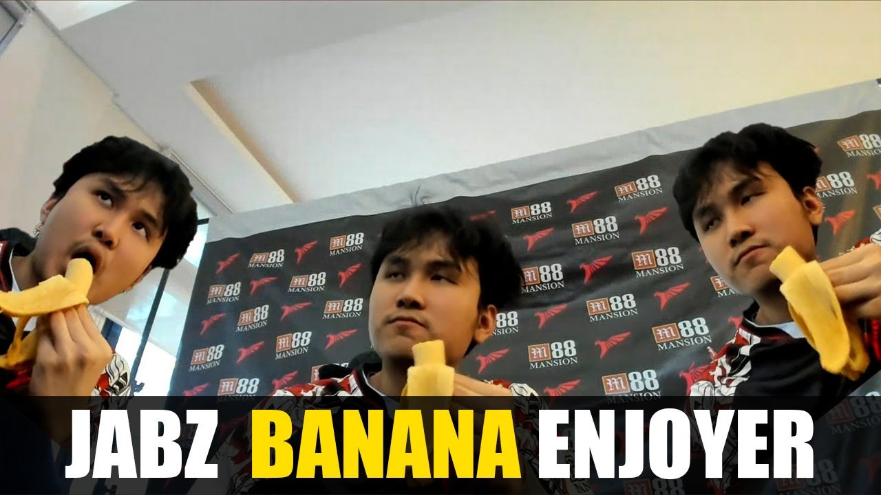 Jabz casually enjoying a banana - YouTube