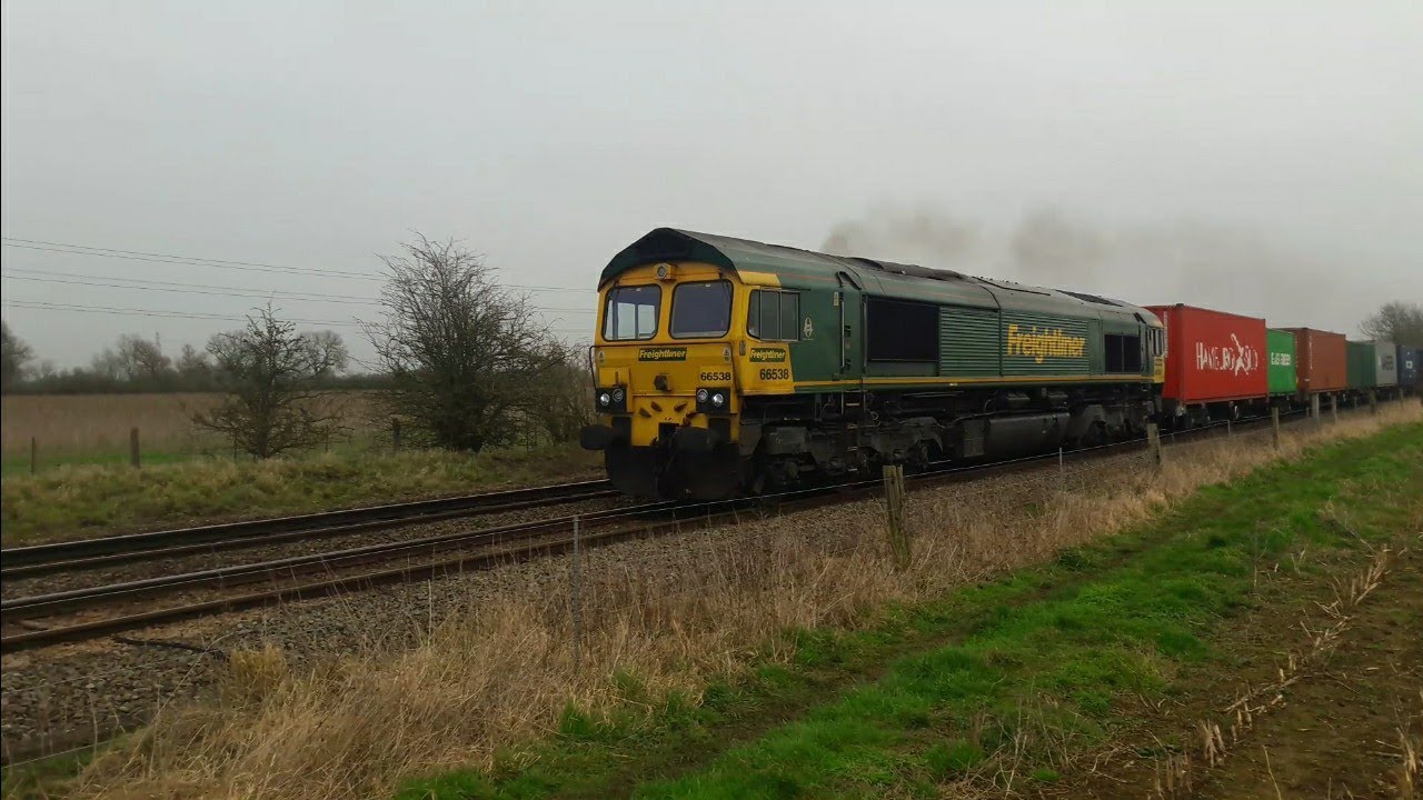Class 66 66538 Freightliner approaching Uffington level crossing 22.1. ...