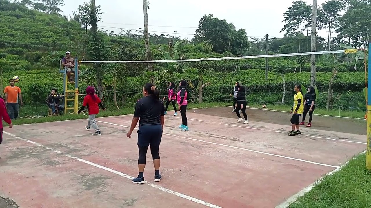 Team Putri volly bal Desa Sukarame @Hasan Gunawan Cannel - YouTube