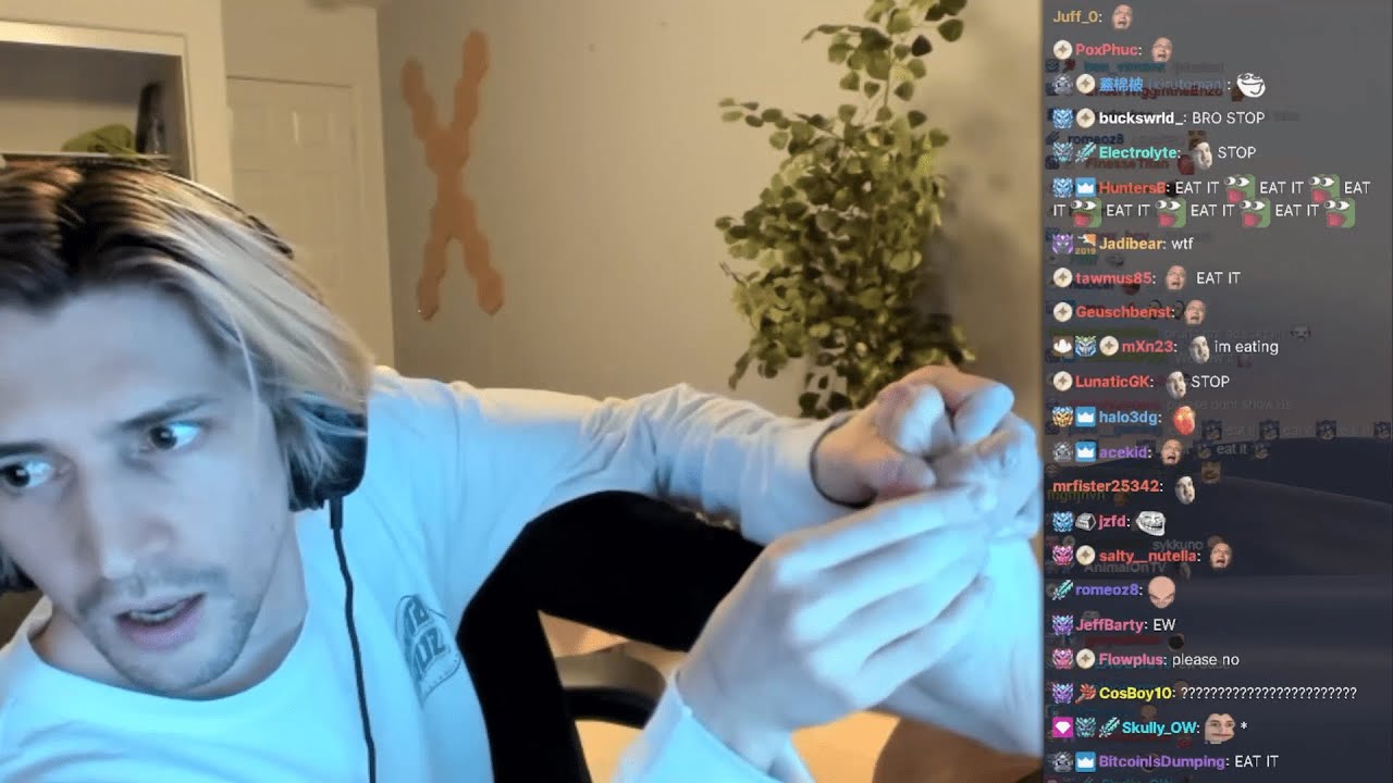 xQc show his Toe Nail that grows unnormally - YouTube