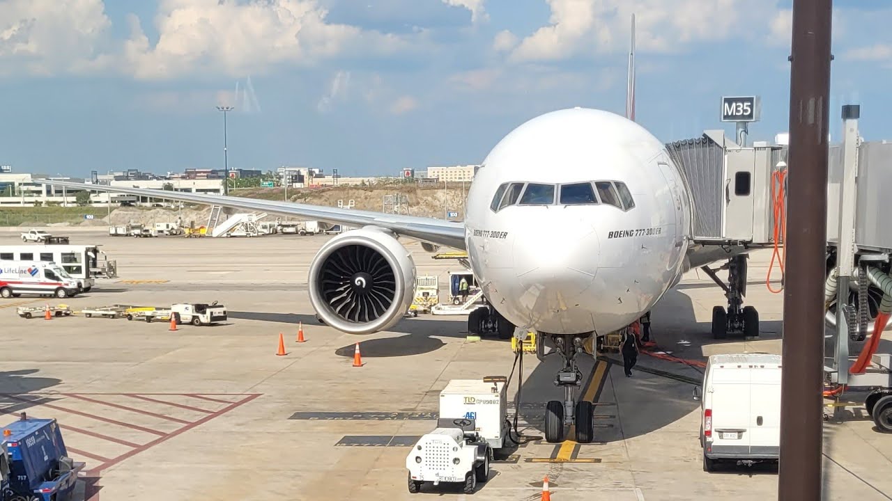 EK235 Emirates Airlines Boeing 777-300ER OMDB-KORD Landing - YouTube
