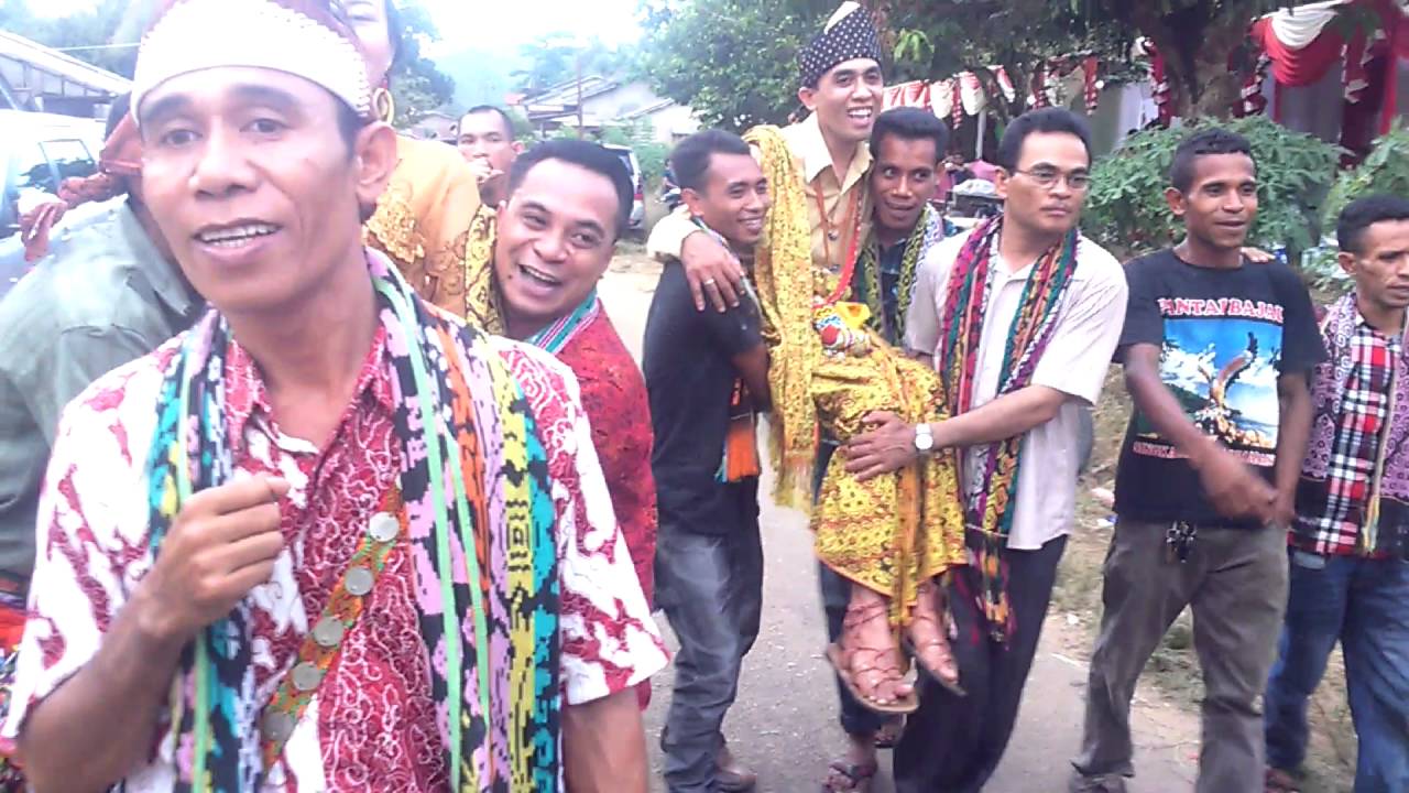 Adat Timor - YouTube