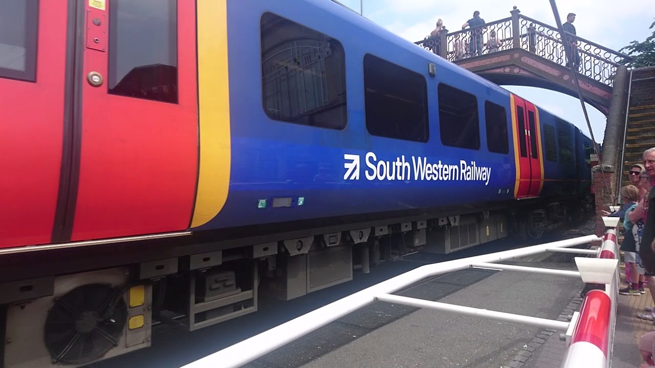 Poole level crossing | South Western Railway train - YouTube