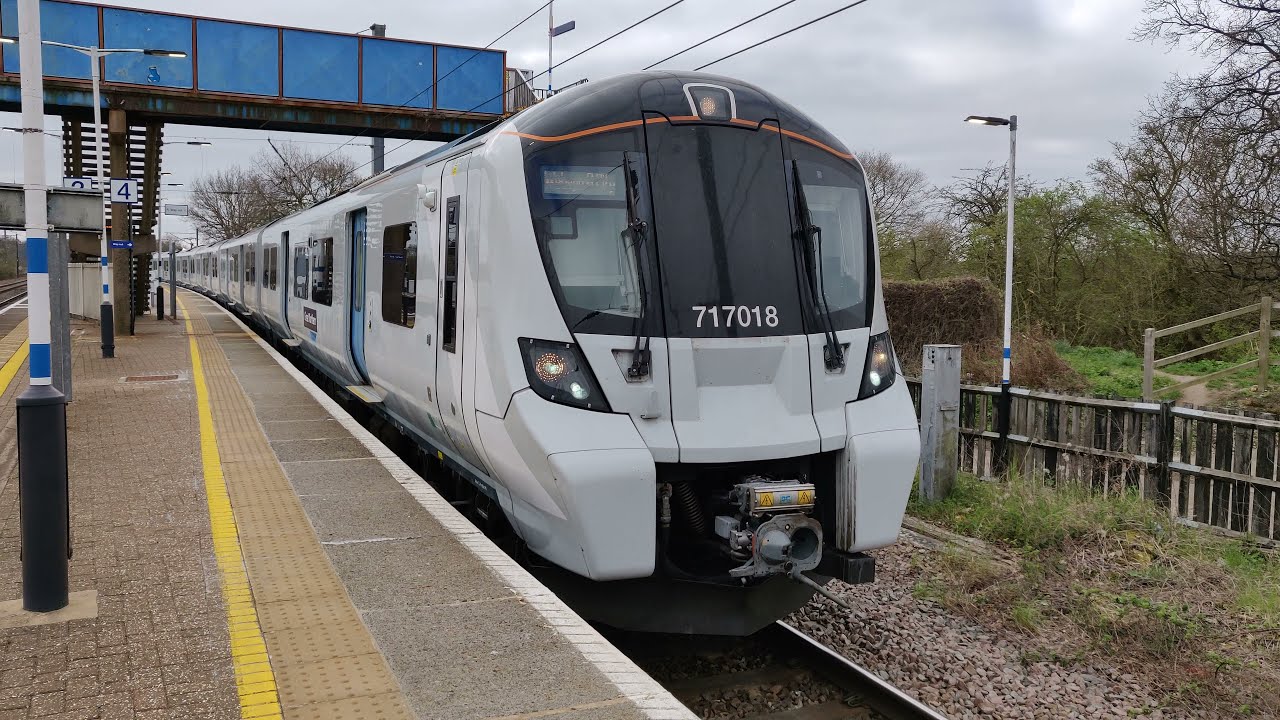 (4K) Great Northern class 717 departs Brookmans Park with a star wars ...