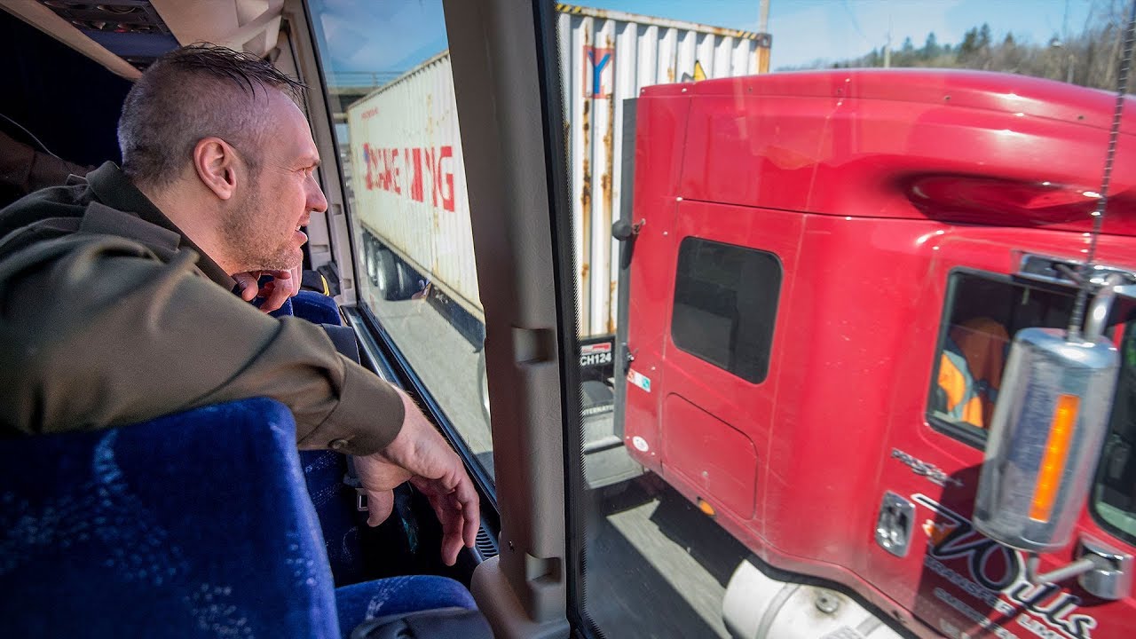 Catching distracted drivers with Quebec's 'ghost bus' - YouTube