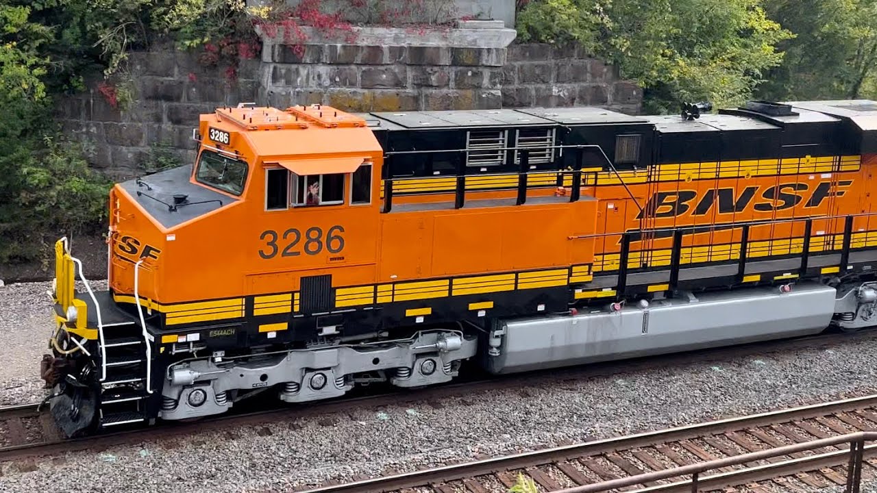 BNSF 3286 Leads S-LBELPC In La Plata With A Wave - YouTube