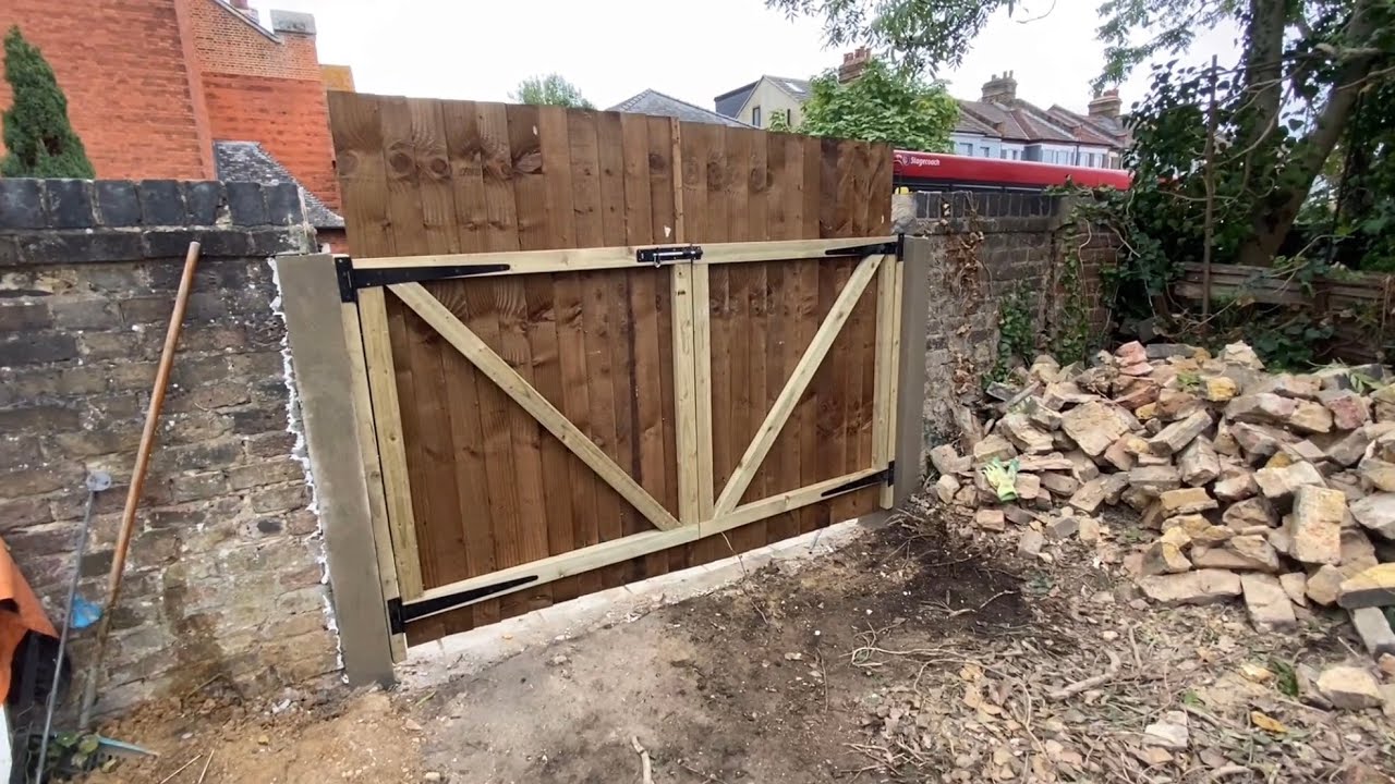 London Extension build - Ep 33 - Building some gates - YouTube