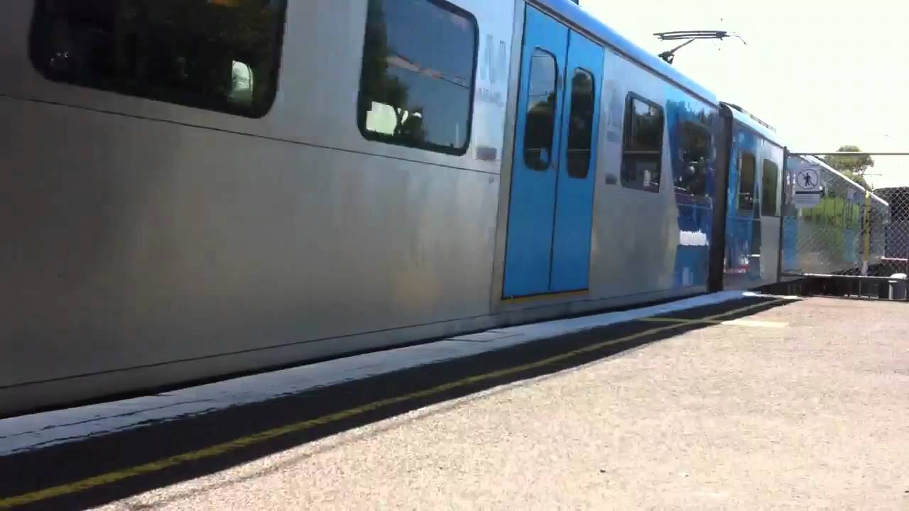 Metro Siemens Werribee train arriving at Altona Station. - YouTube