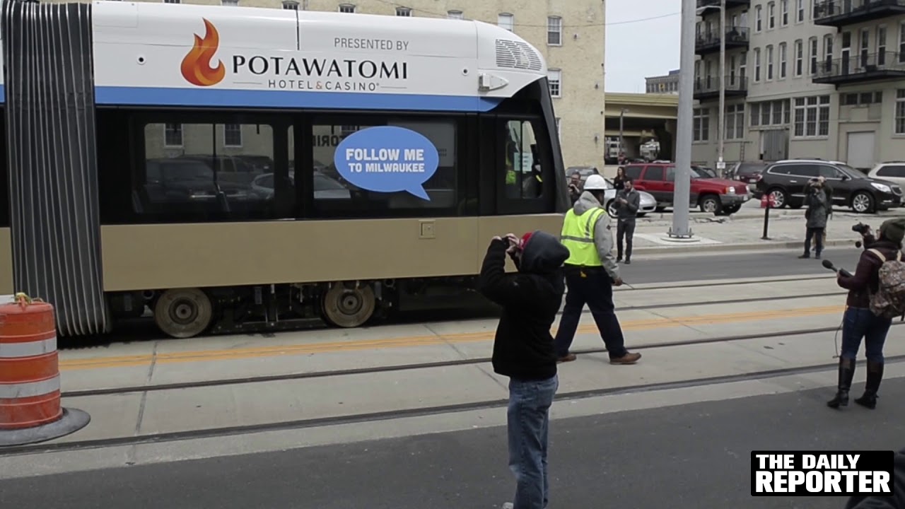 Milwaukee Streetcar, The Hop arrives in Milwaukee - YouTube