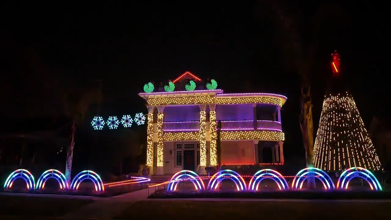 This House's 'Star Wars' Christmas Light Show Will Impress You - YouTube