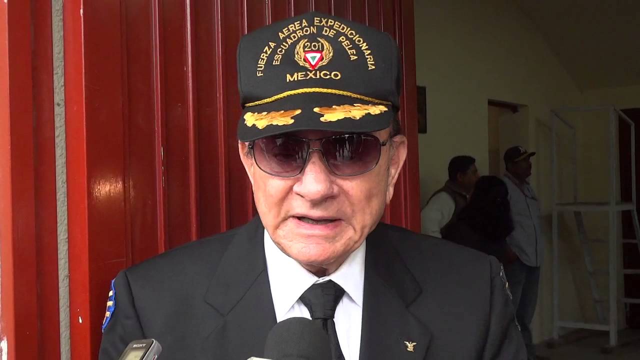 Entrevista al Sargento Fernando Nava y Musa del Escuadrón 201 - YouTube