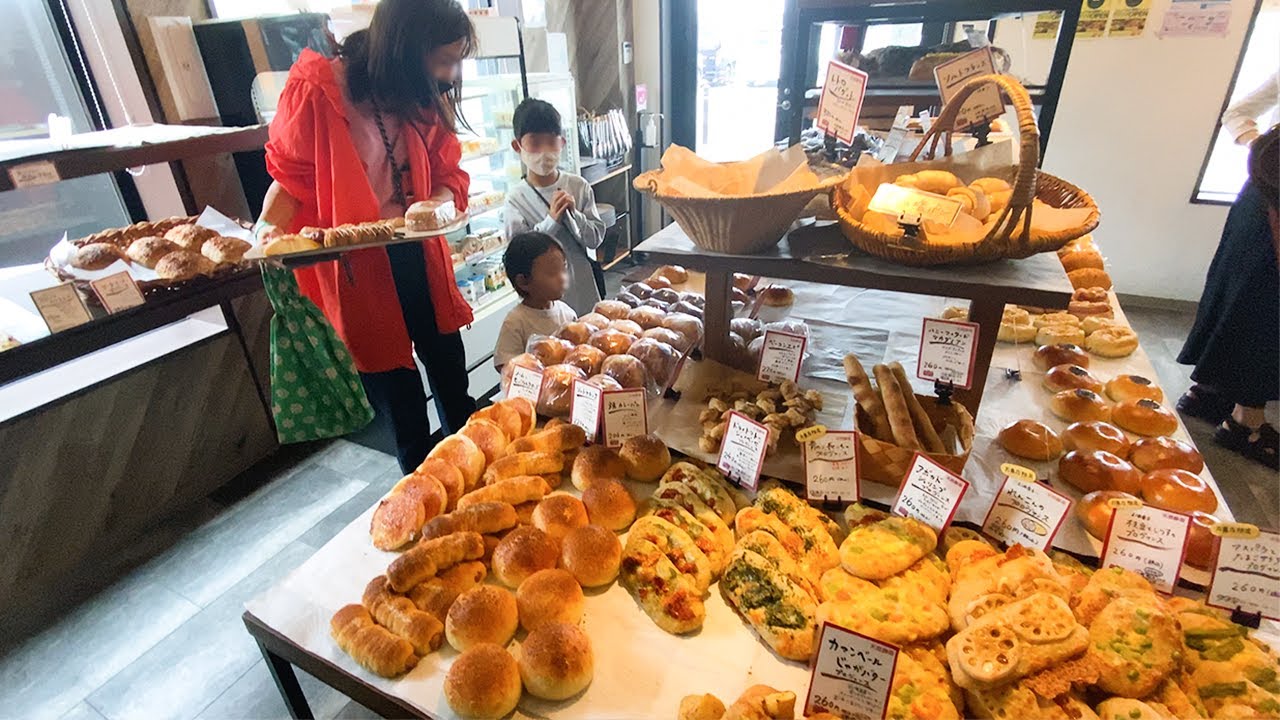 100 kinds of bread ! baking from early in the morning in Hokkaido ...