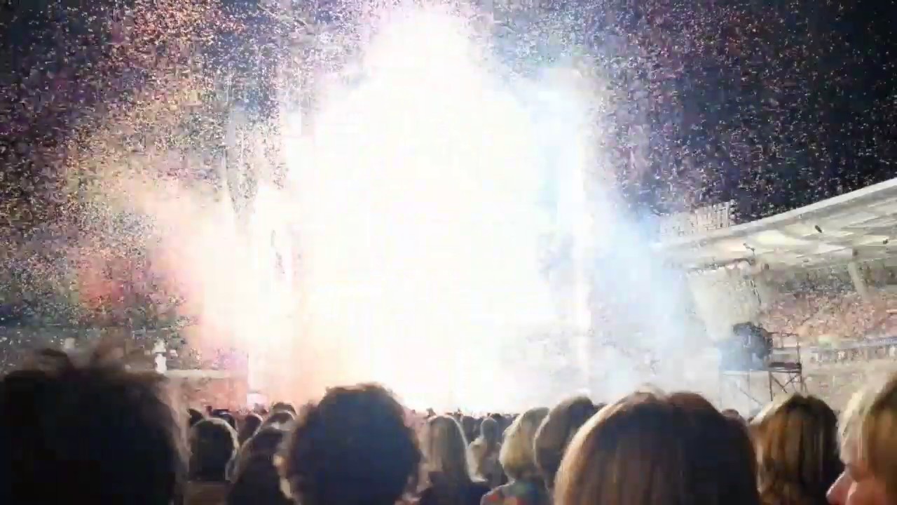 23 March 2017 Adele confetti bomb - YouTube