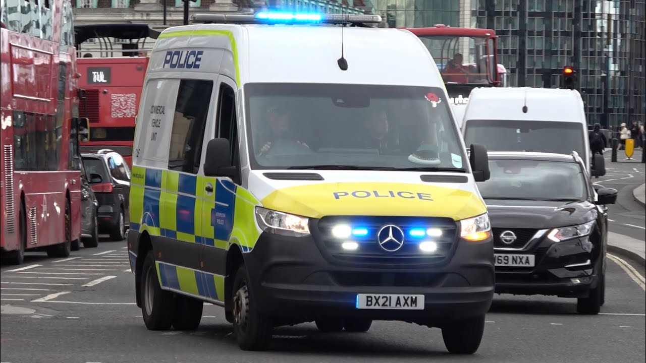 *BUS CRASH IN VICTORIA* Metropolitan Police Commercial Vehicle Unit ...