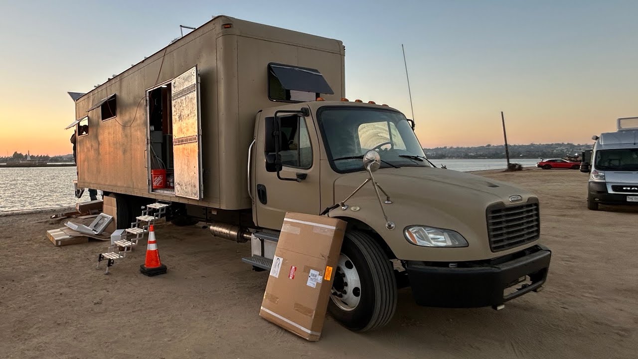 Off Grid Box Truck / Tiny Home- Most amazing off grid Build I have EVER ...