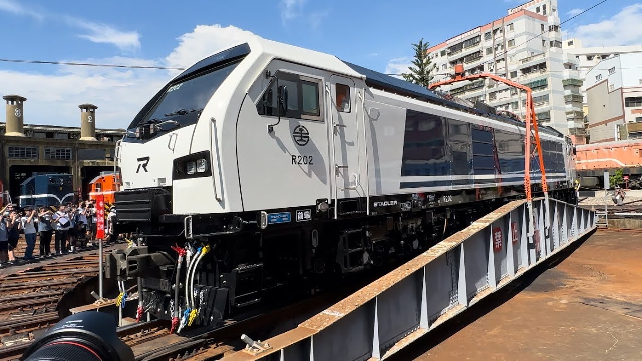 台鐵 R200型新柴電機車見面會 R201展示與R202扇型車庫轉盤秀 / TRA new diesel electric ...