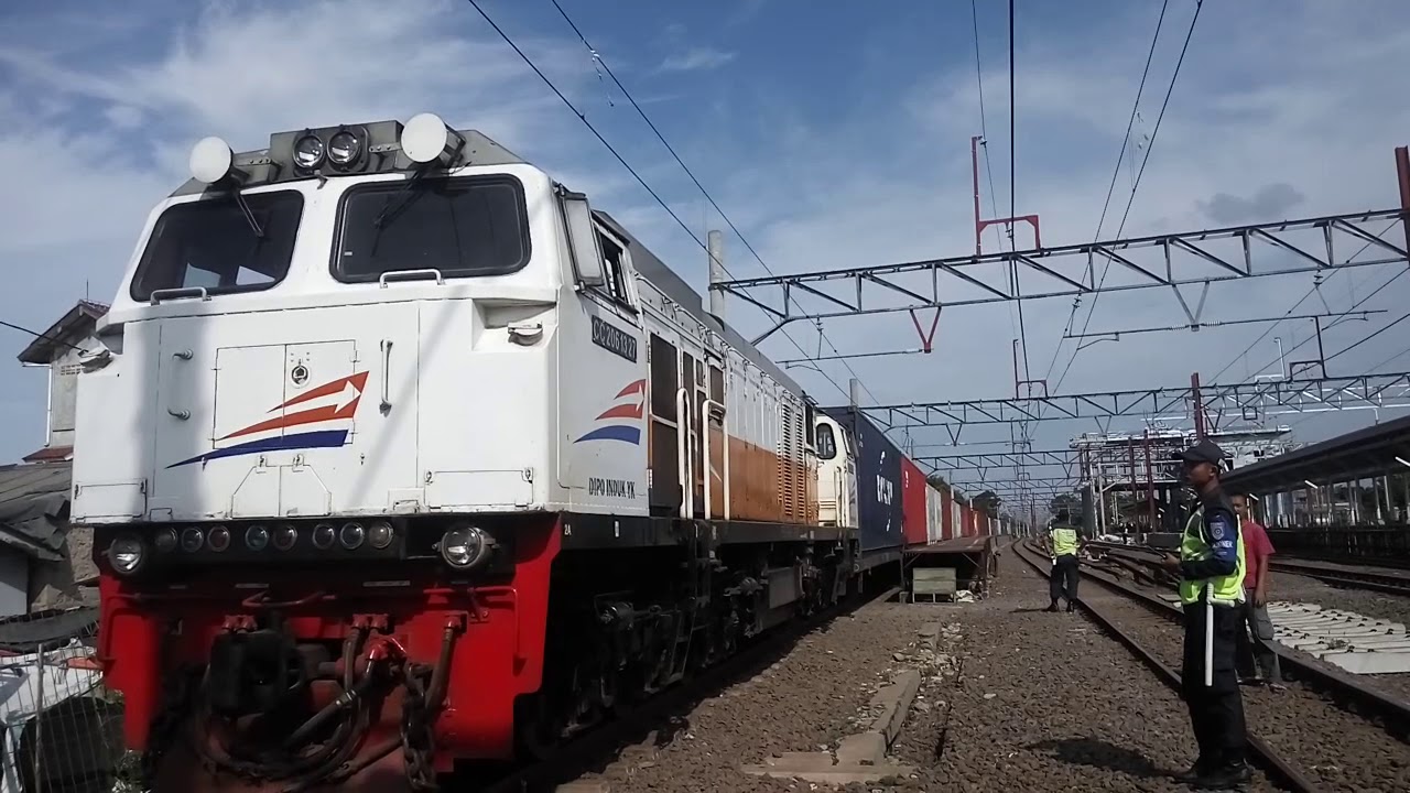 Semboyan 40 41 35 KA Barang St. Tambun - YouTube