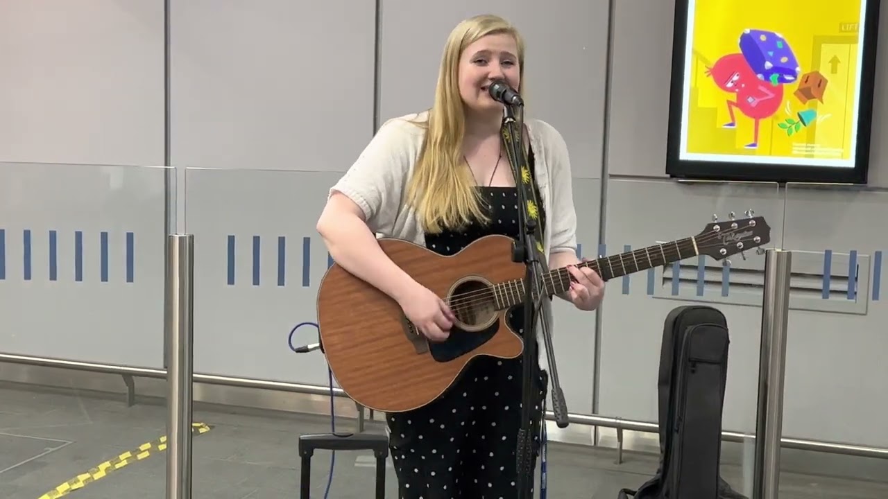 🇬🇧 [4K] Sep 2022, Street Performer Singing Emme Rose London bridge ...