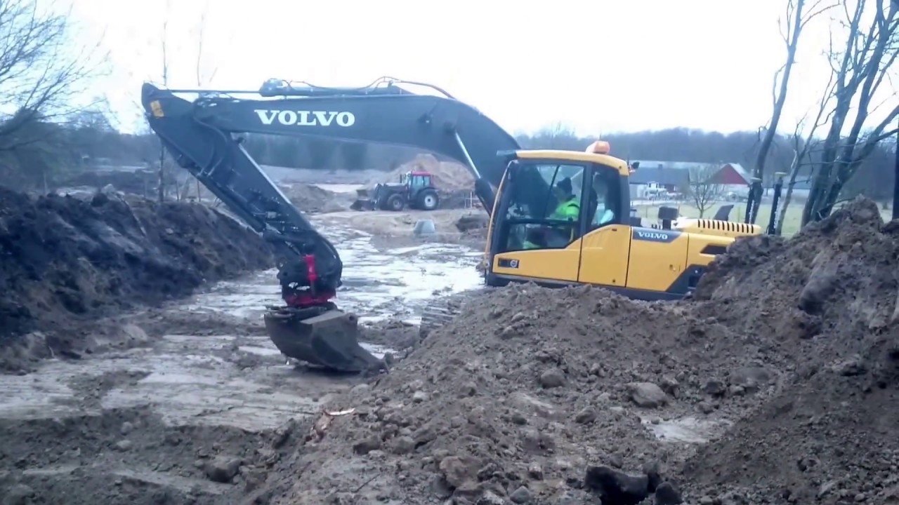 VOLVO EC 220D With Rototilt Backfilling a Trench! - YouTube