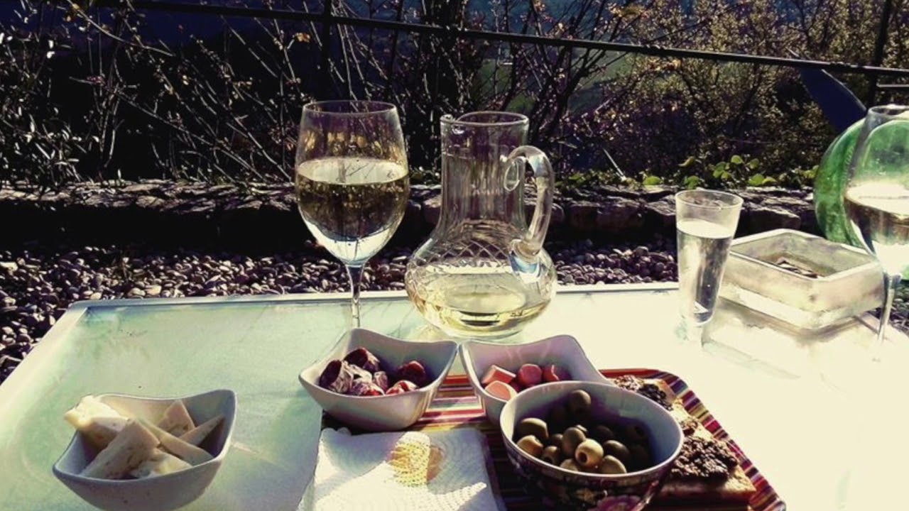 Guesthouse Runcini Relax in Umbria in un borgo medievale - YouTube