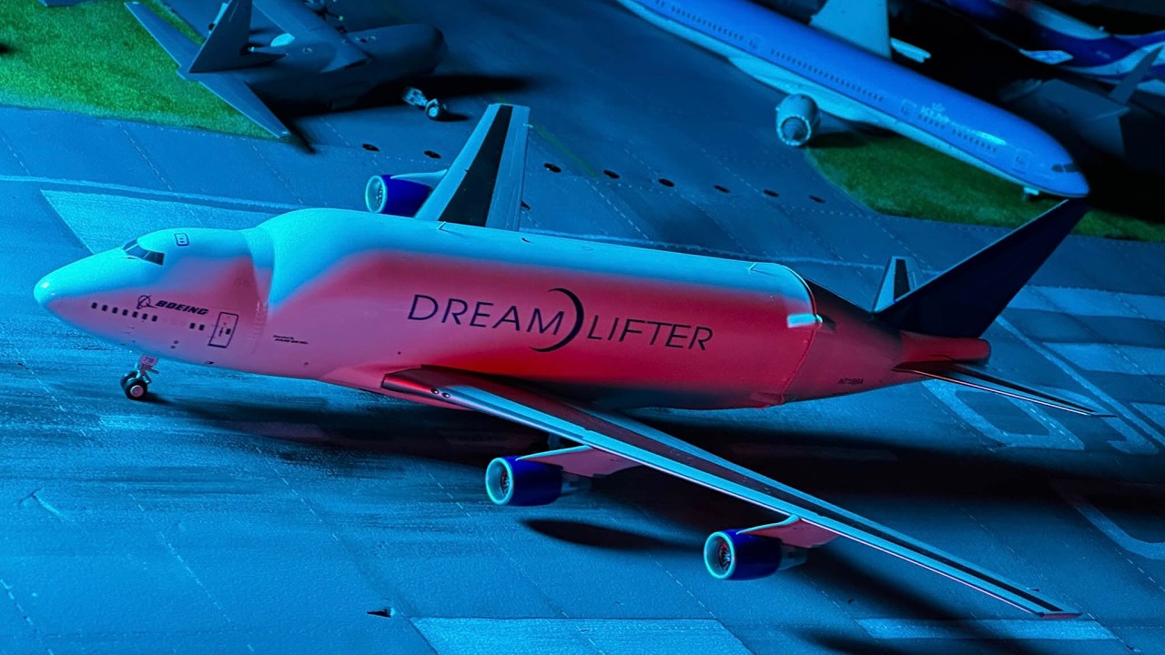 Massive Airport Crash- Stop Motion Animation (Boeing Dreamlifter, A400M ...