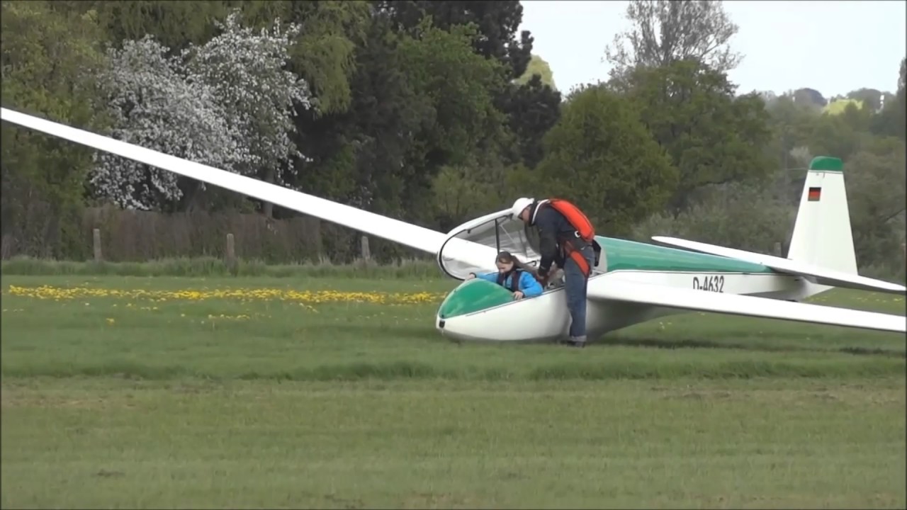 Ein Segelflugzeug landet auf dem Flugplatz - YouTube