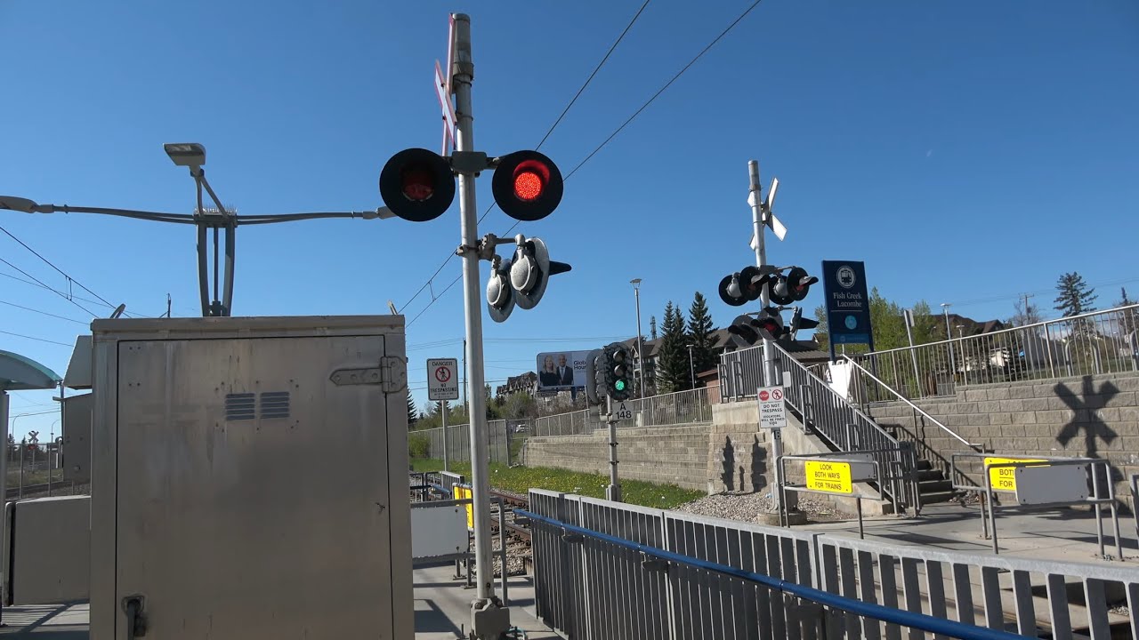 [4K] Pedestrian Railroad Crossing | Fish Creek Lacombe Station, Calgary ...