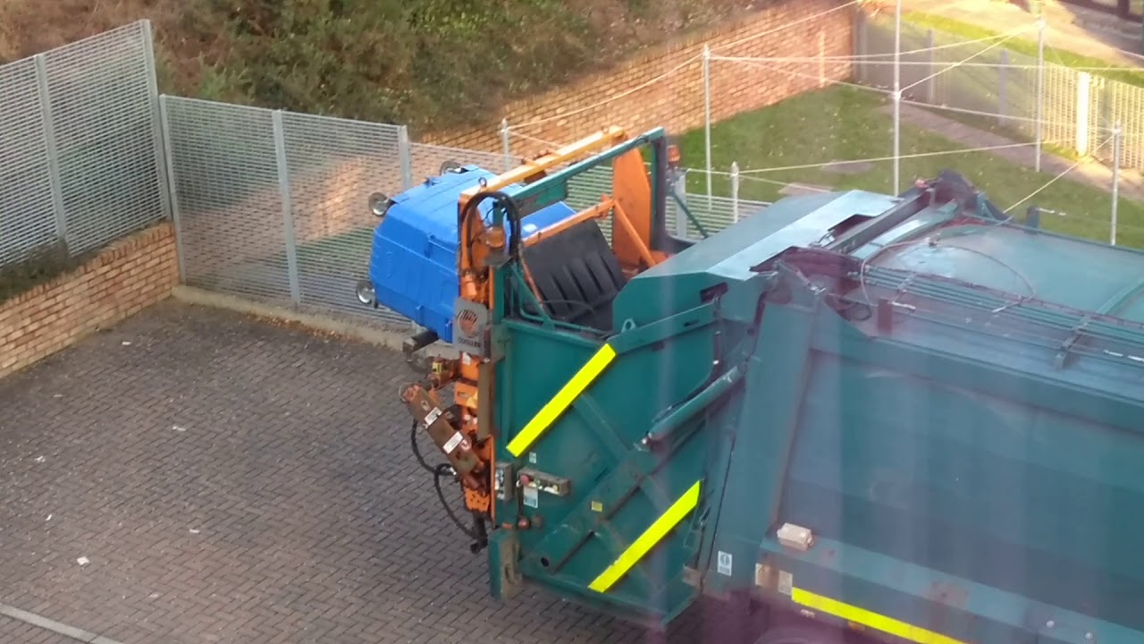 Heil powertrak with zoeller lifters collecting recycling - YouTube