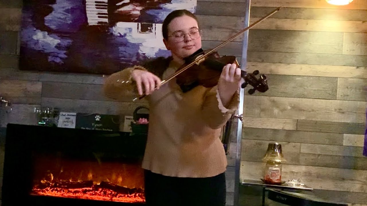 Violinist surprised hotel guests with performance - YouTube