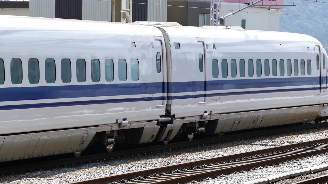 JR - 700 series train departing from Himeji Station - YouTube