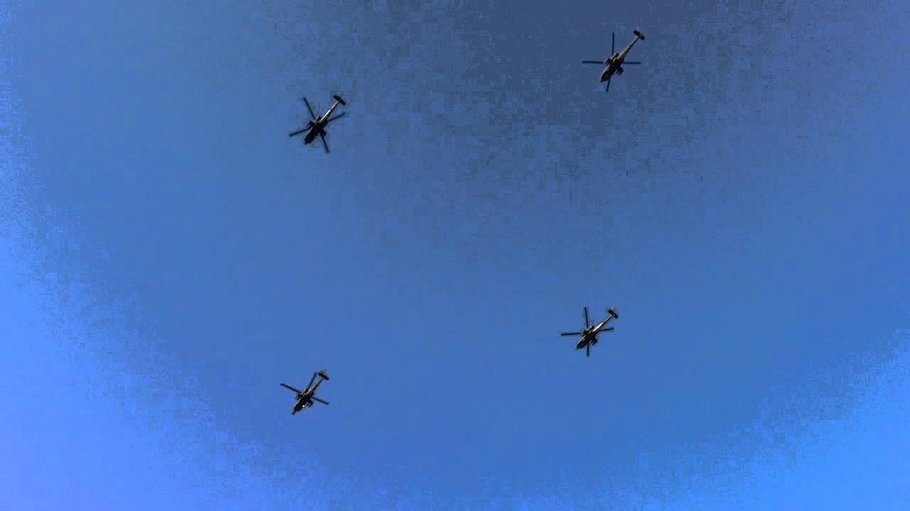 AH-64 Apache Flyover Army-Navy Game 2011 - YouTube