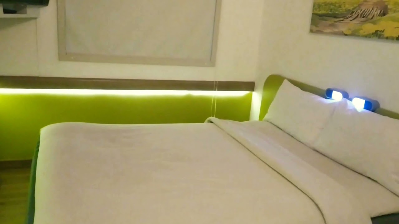 Review Kamar Deka Hotel HR Muhammad Surabaya - YouTube