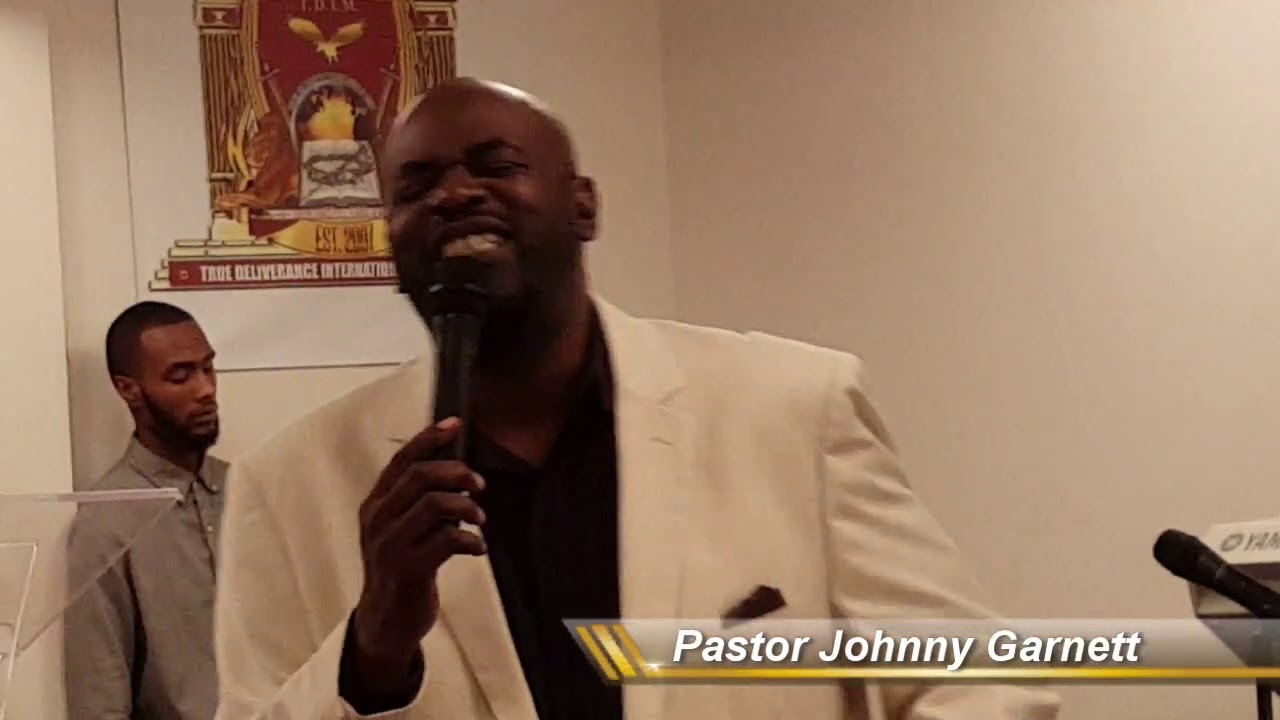 Pastor Johnny Garnett singing at Pastor Ray Phillips birthday praise ...