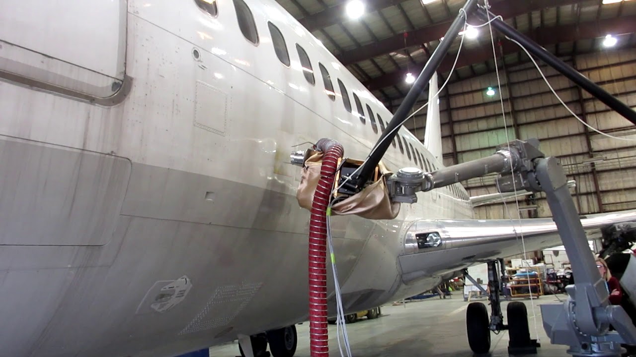 Besnovo laser de-coating on Boeing 737-200 - YouTube